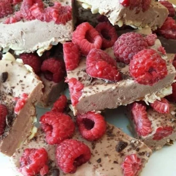 You MUST try these Clean Eating Frozen Raspberry Chocolate Bars ...