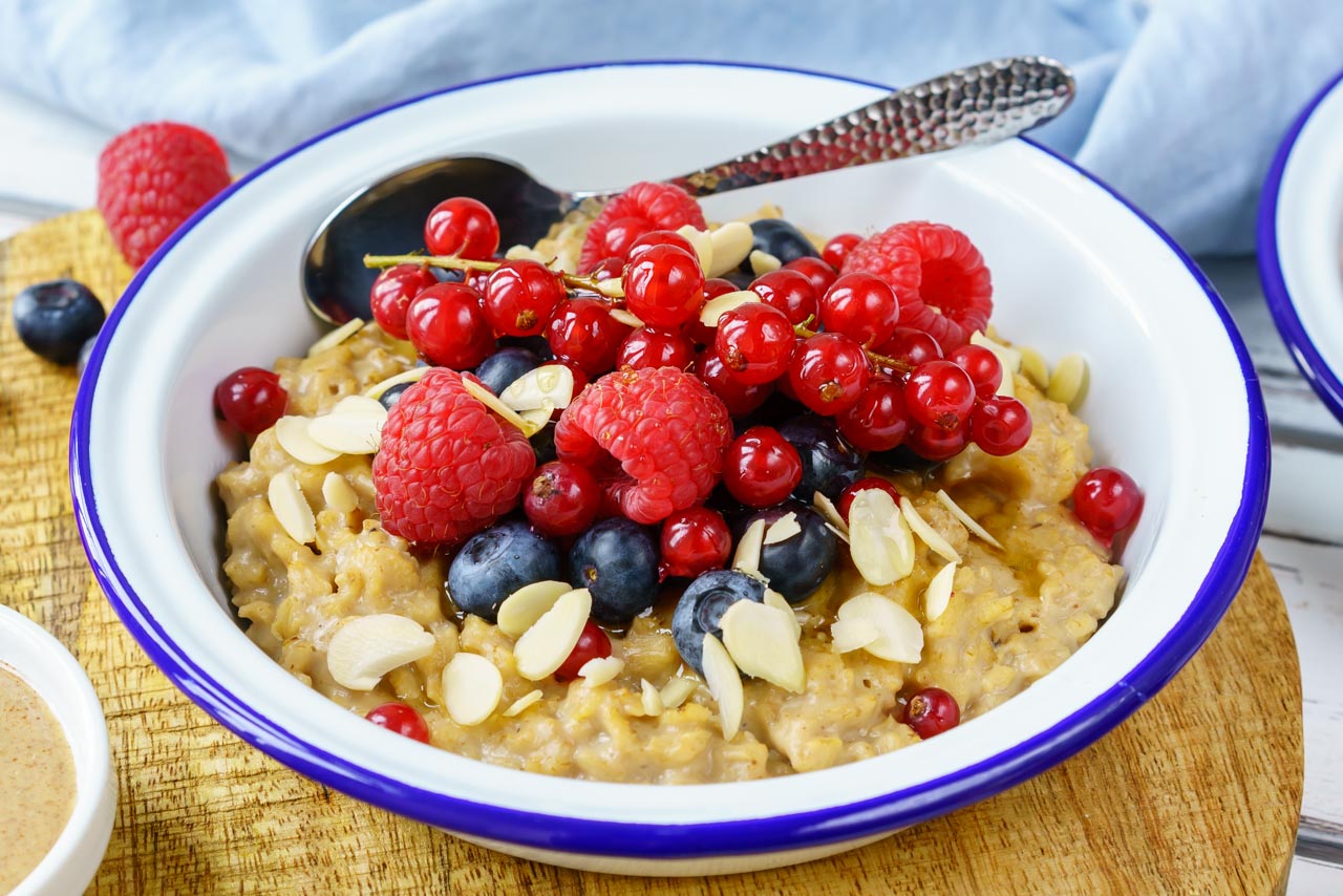 PB Oatmeal and Berries for a Quick and Clean Breakfast Idea! | Clean ...