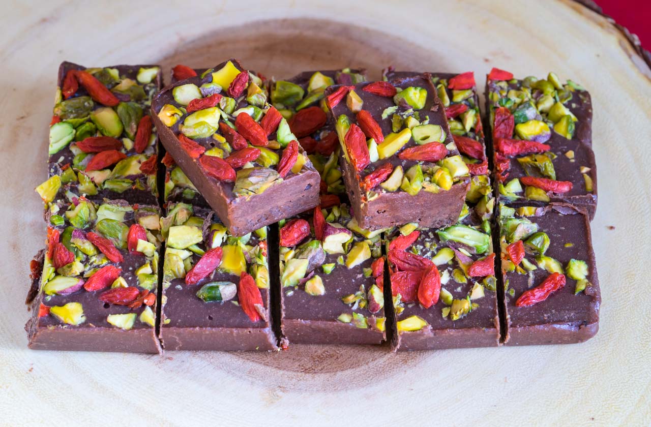 This Pistachio Goji Chocolate Fudge is a Divine Clean Eating Treat ...