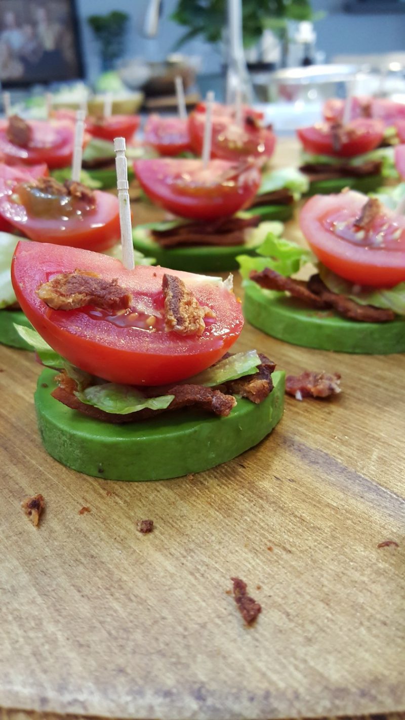 These Clean Eating BLT Avocado Bites are a TOTAL Crowd Pleaser! | Clean ...