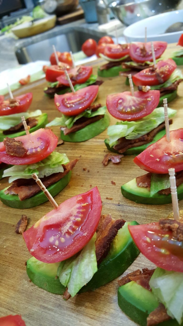 These Clean Eating BLT Avocado Bites are a TOTAL Crowd Pleaser! | Clean ...